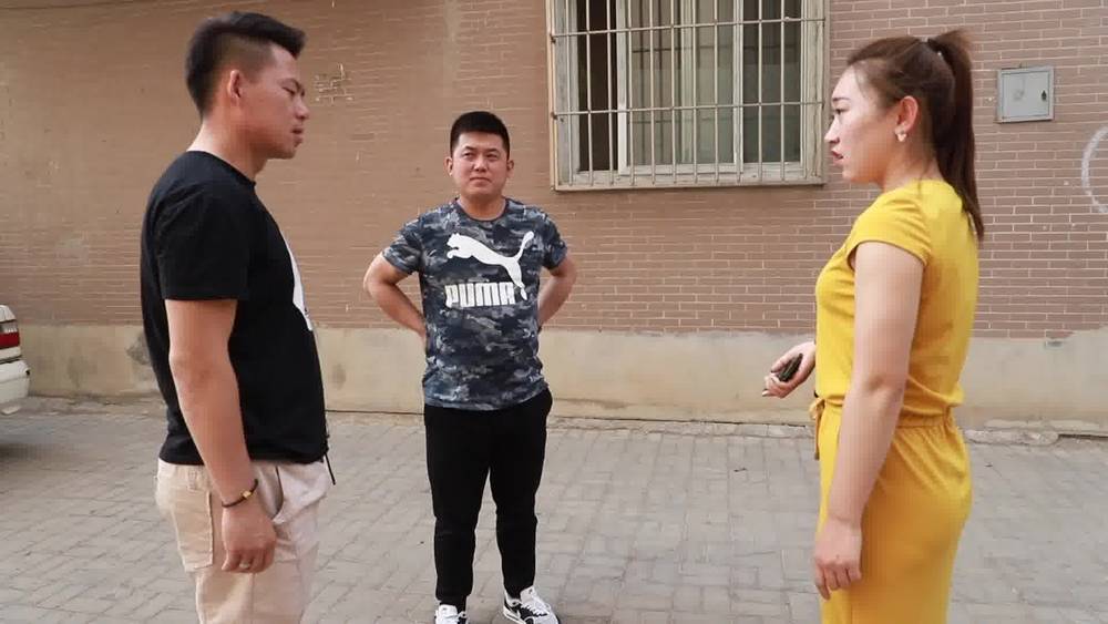 俩二货使套路故意扔手机让路人捡,没成想美女机智,白捡一个手机