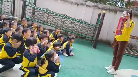 #火灾ߔ�消防演习 灭火器使用步骤五个字:看、提、拔、瞄、压。