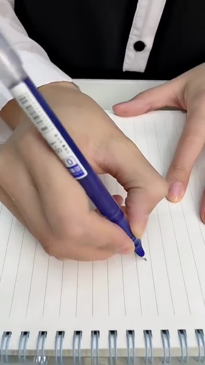 写错字之后就用这个可擦笔,擦完后干干净净,还你整洁书面可擦笔中性笔i