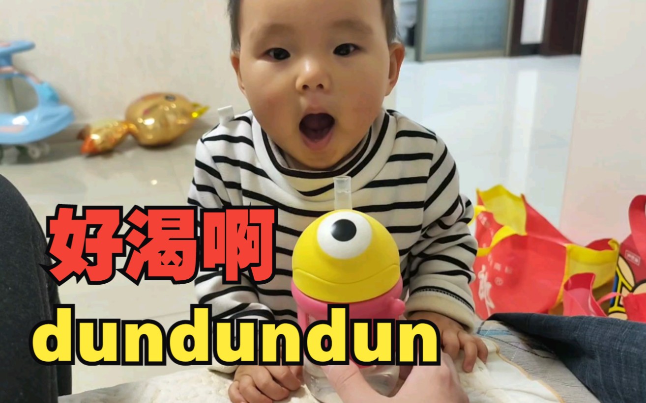玩累了口渴,咕咚咕咚喝水