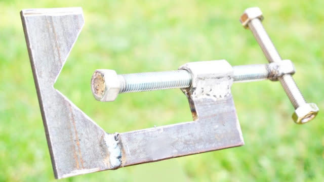 辅助工具:这玩意设计不错,任何形状的物体它都把持得住