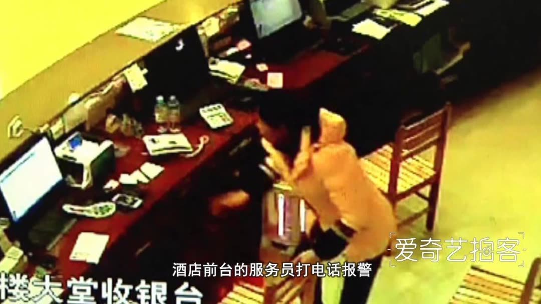【拍客】监拍醉酒男驾车冲进酒店大堂 顶着旋转门冲出去