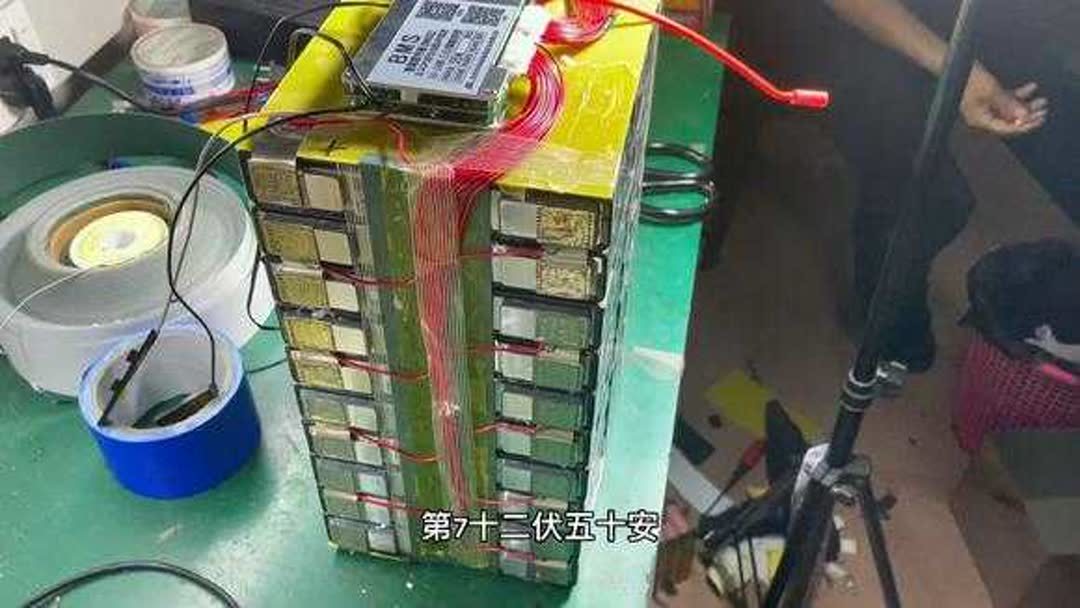 采用20个大单体做一组72伏50安大单体带定位蓝牙的电动车锂电池