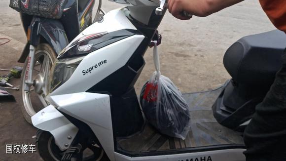 电动车前刹车捏一下总是卡的响一下;这种情况是哪里出了故障呢?