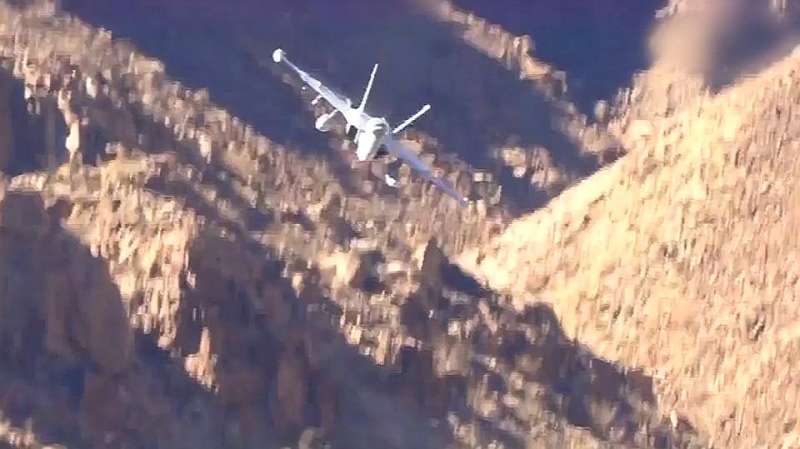 钻山谷变成撞山!美军战斗机惨烈坠毁 游客遭殃