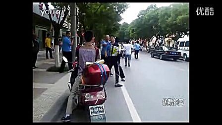 延安城管暴力执法围攻暴打青年,跳起猛踩头【包包树热点】