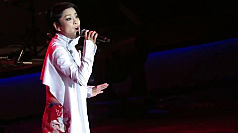 毛阿敏上海跨年演唱会上演唱歌曲《不要问为什么》