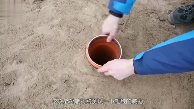 老外测试鞭炮威力,把数百个鞭炮放洞中点燃,网友:结果有些意外