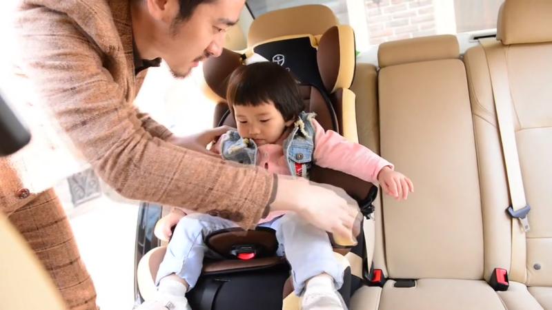 儿童安全座椅安装和拆卸过程