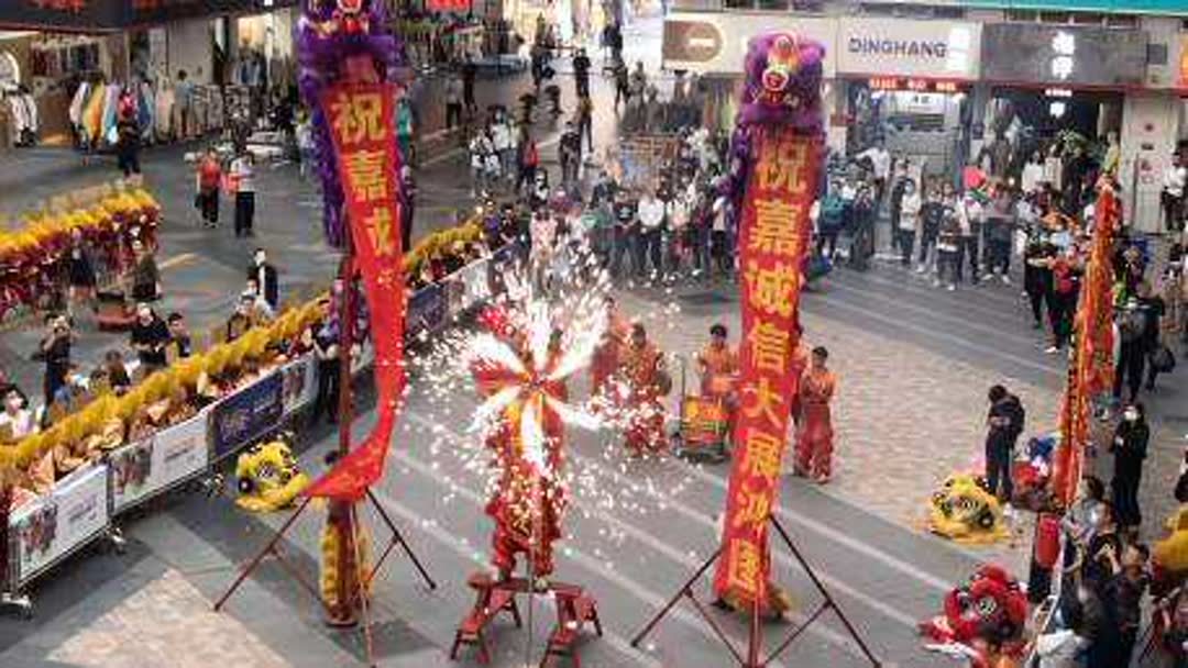 开业舞狮 实拍广东式开业醒狮图好吉利、生意兴隆