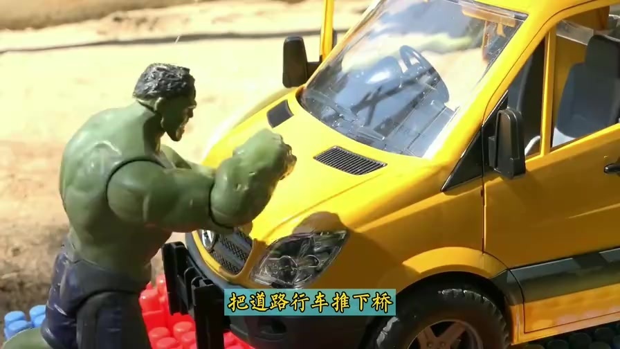 绿巨人把吉普车推下桥,消防员帮忙抓捕绿巨人,吊车吊起吉普车