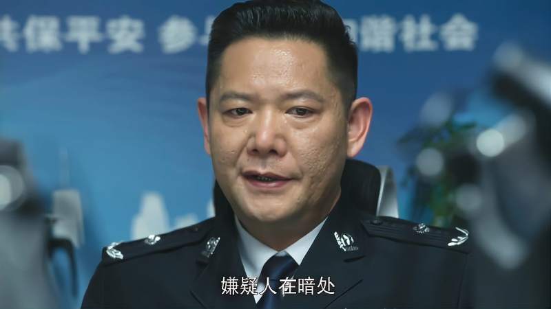 警察锅哥:队员上班装订档案,秦支带警花来观看,却夸赞一波简凡