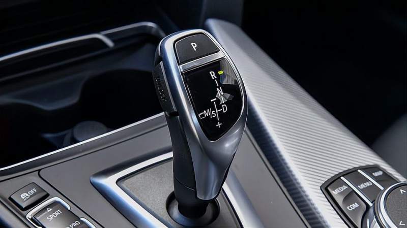 自动挡车在下坡时,应该如何操作?老司机:挂D档踩刹车很危险!