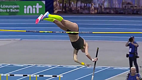 田径中真正的“飞人”运动项目,小姐姐过杆的瞬间真的像是天外飞仙