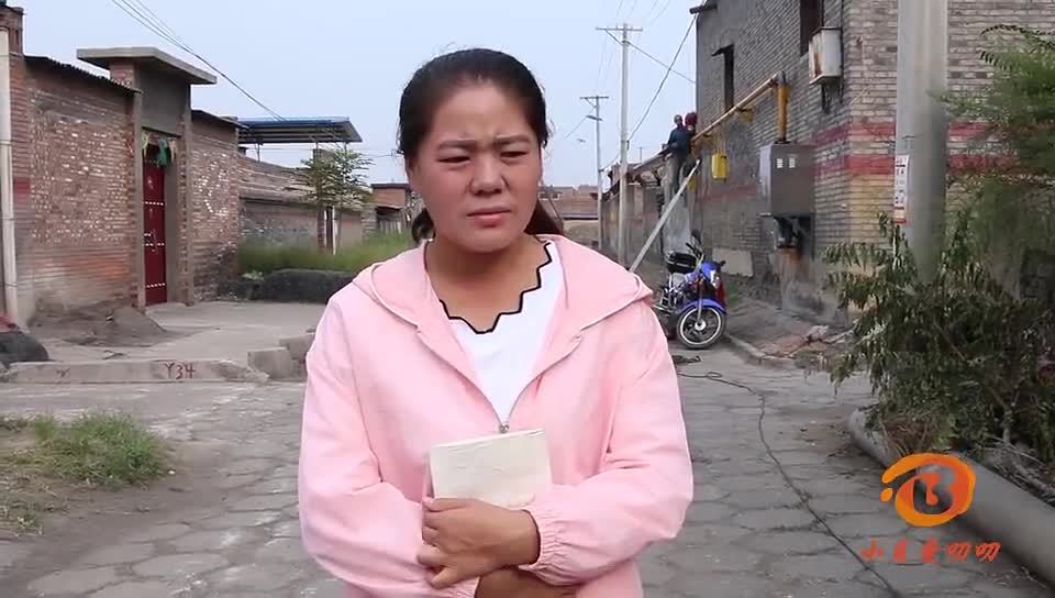 这个乞丐真厉害,美女又给港币又给支票,乞丐却不屑一顾
