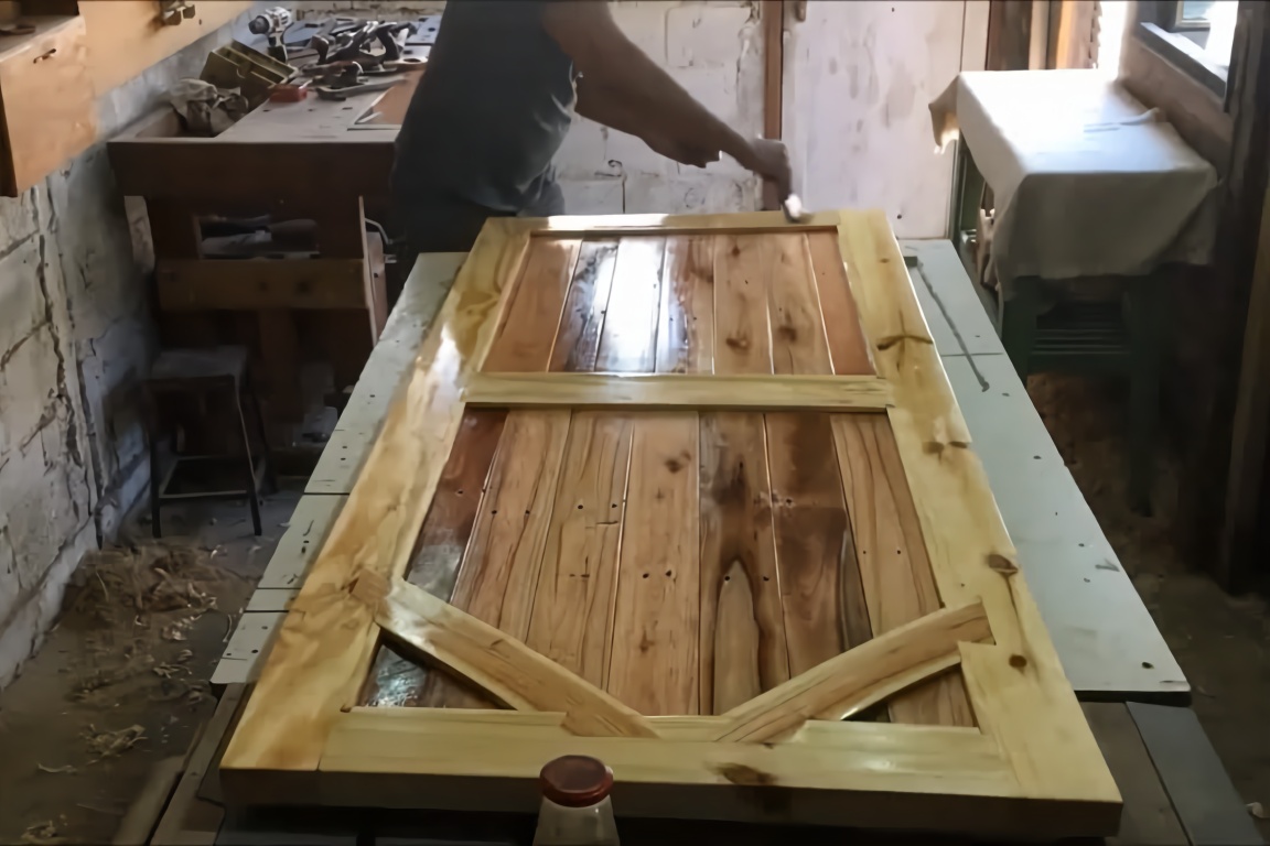 木匠用传统工艺制作大木门,现在已经不常见的手艺!