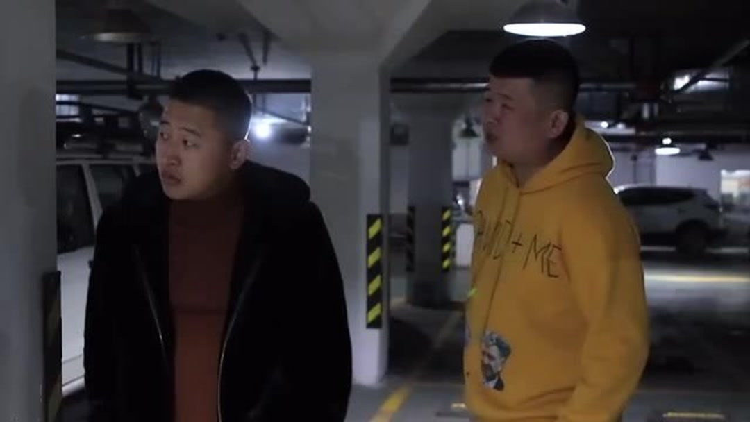 人贩子拐卖小男孩乞讨,饿了不给孩子吃饭,我饿!