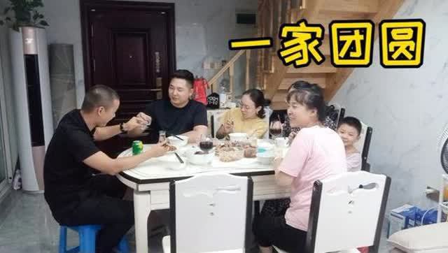 果果大半年没有回娘家了,老妈,兄弟姐妹一家团聚真热闹啊