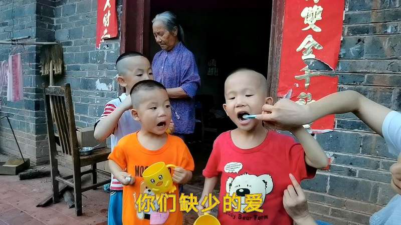 老人儿子去世后,儿媳也跑了,留下几个可爱的孙子