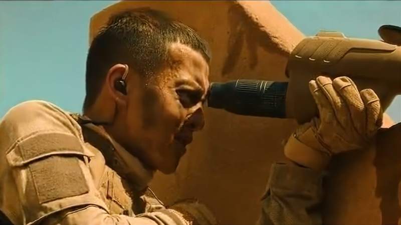 红海行动:狙击手发现敌人,不打敌人直接打墙壁,队友秒懂他用意