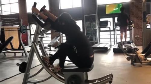 河南妹子第一次来健身房,器材都不会用,太尴尬了