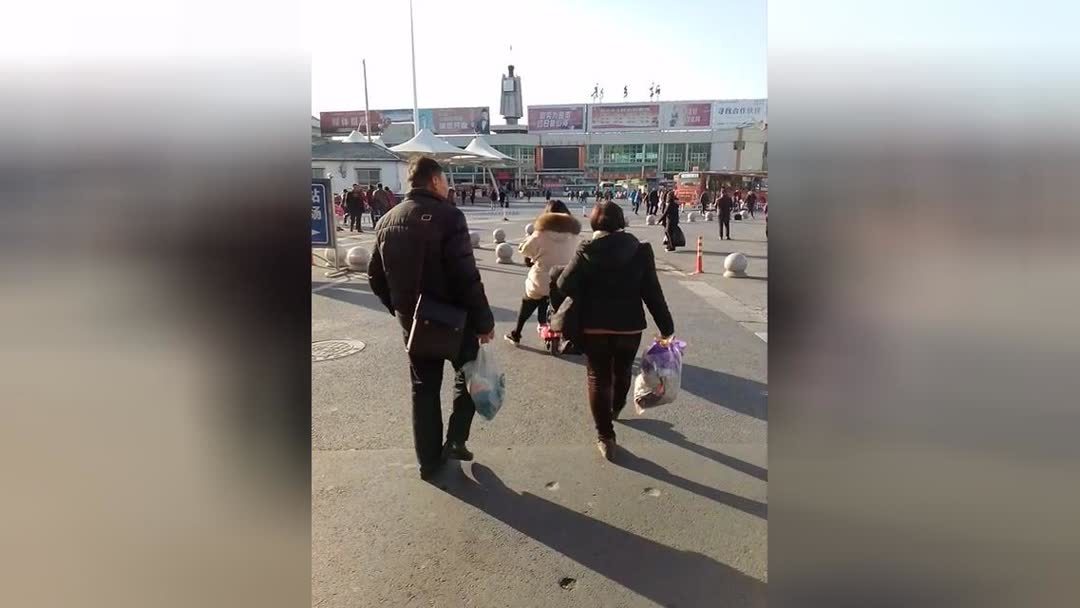 这小电动车实用,还能带人!