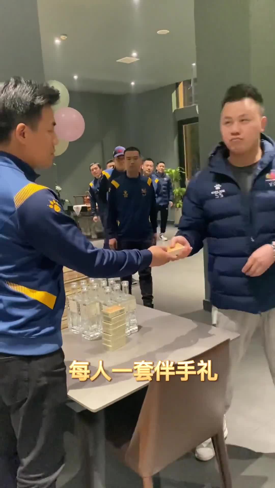 这样的年会太励志了!足球 运动 英超 C罗 梅西