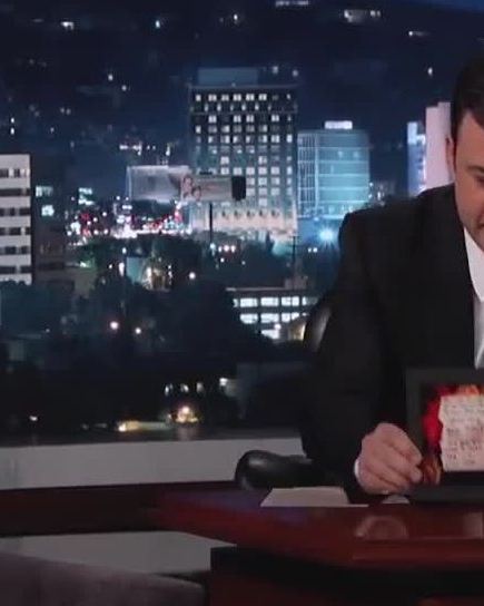 Taylor Swift做客真人秀,和主持人谈笑风生 ,讲述自己的经历,讲述歌词...