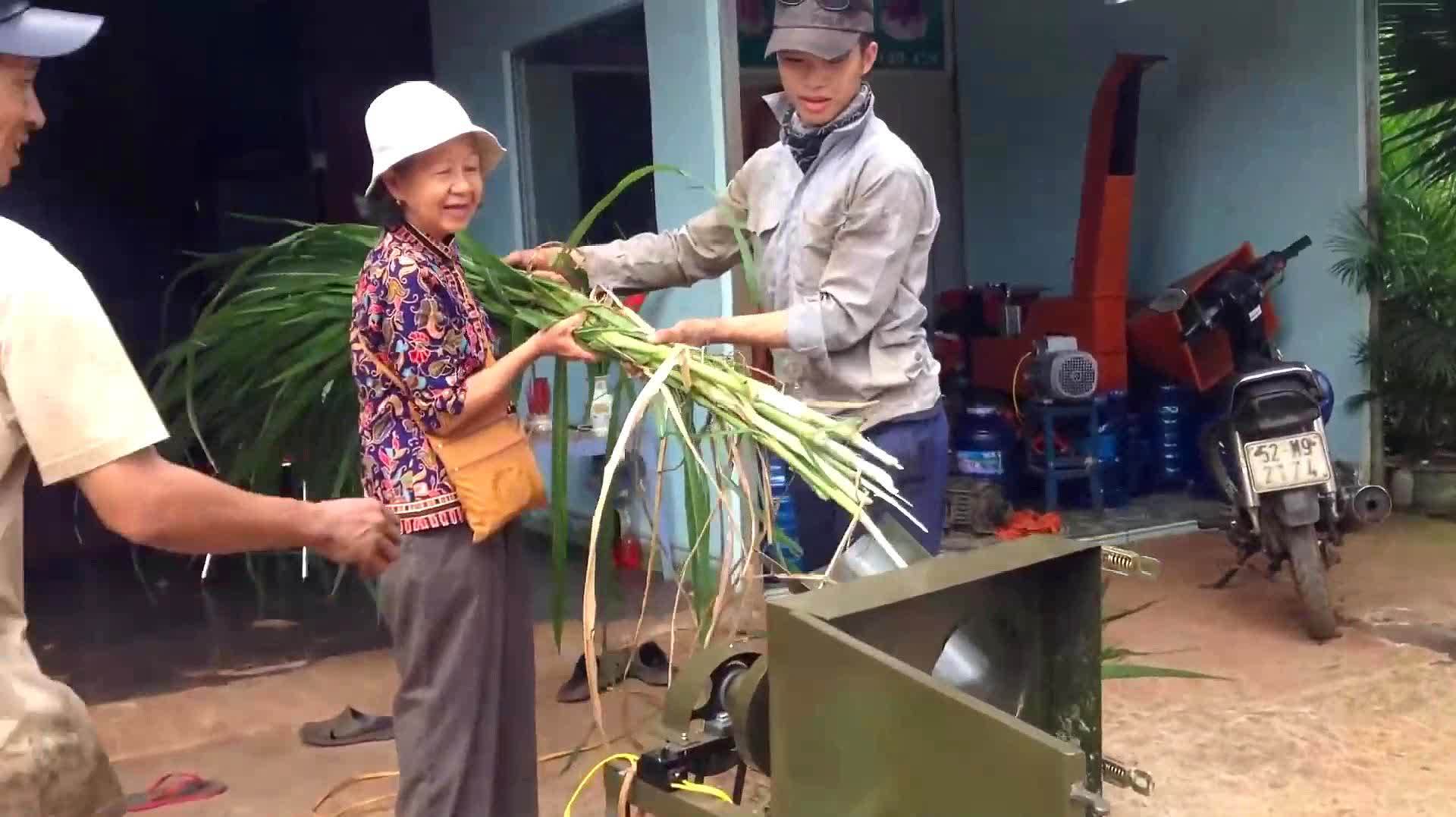 这款小型粉碎机非常适合农村市场,小本创业可以考虑
