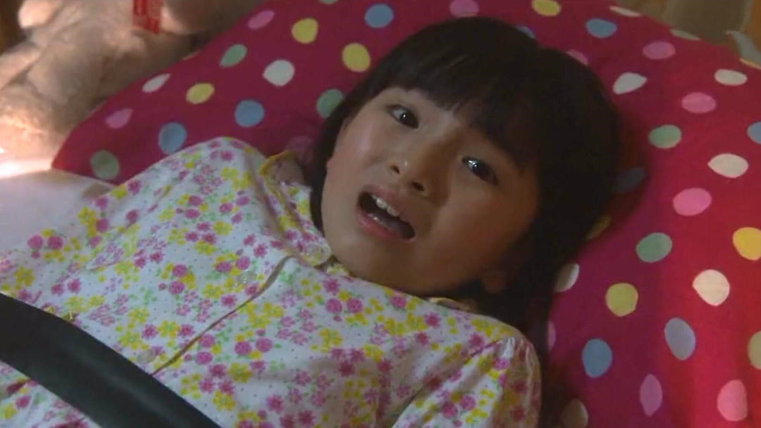 小女孩被绑在床上不能动,神秘老人割下她的脸,发现是个机器人