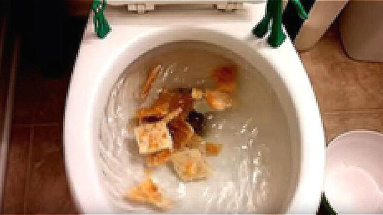 马桶堵塞,别再花钱请人疏通了,只需2个塑料瓶,3分钟轻松通马桶