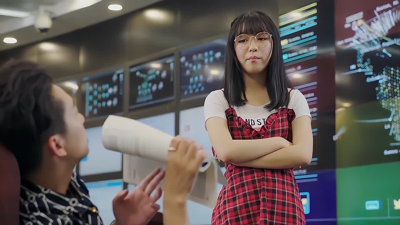 小伙正在看设计书,不料美女嘲笑道:你应该看新华字典!