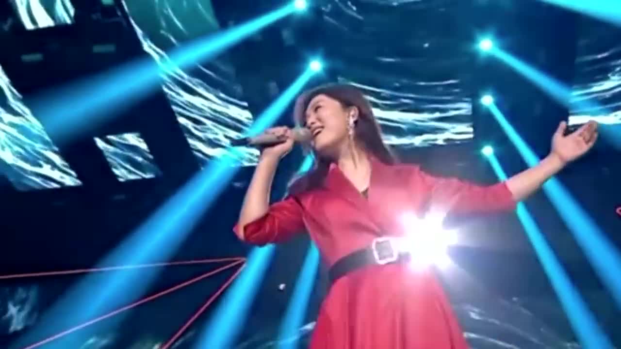 凤凰传奇参加电视台晚会,要求自己准备舞美,成名后给配300伴舞