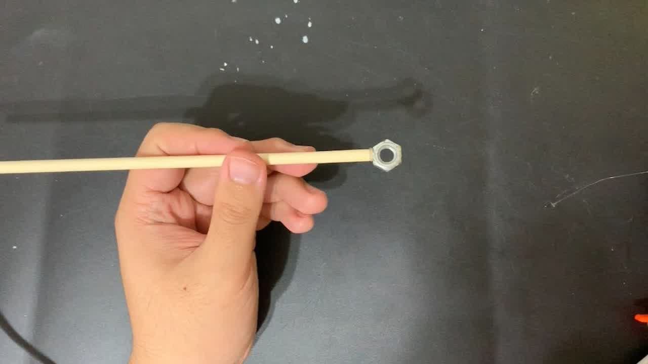 螺母粘在筷子上,有了这个旋转陀螺,孩子动画片都不看了