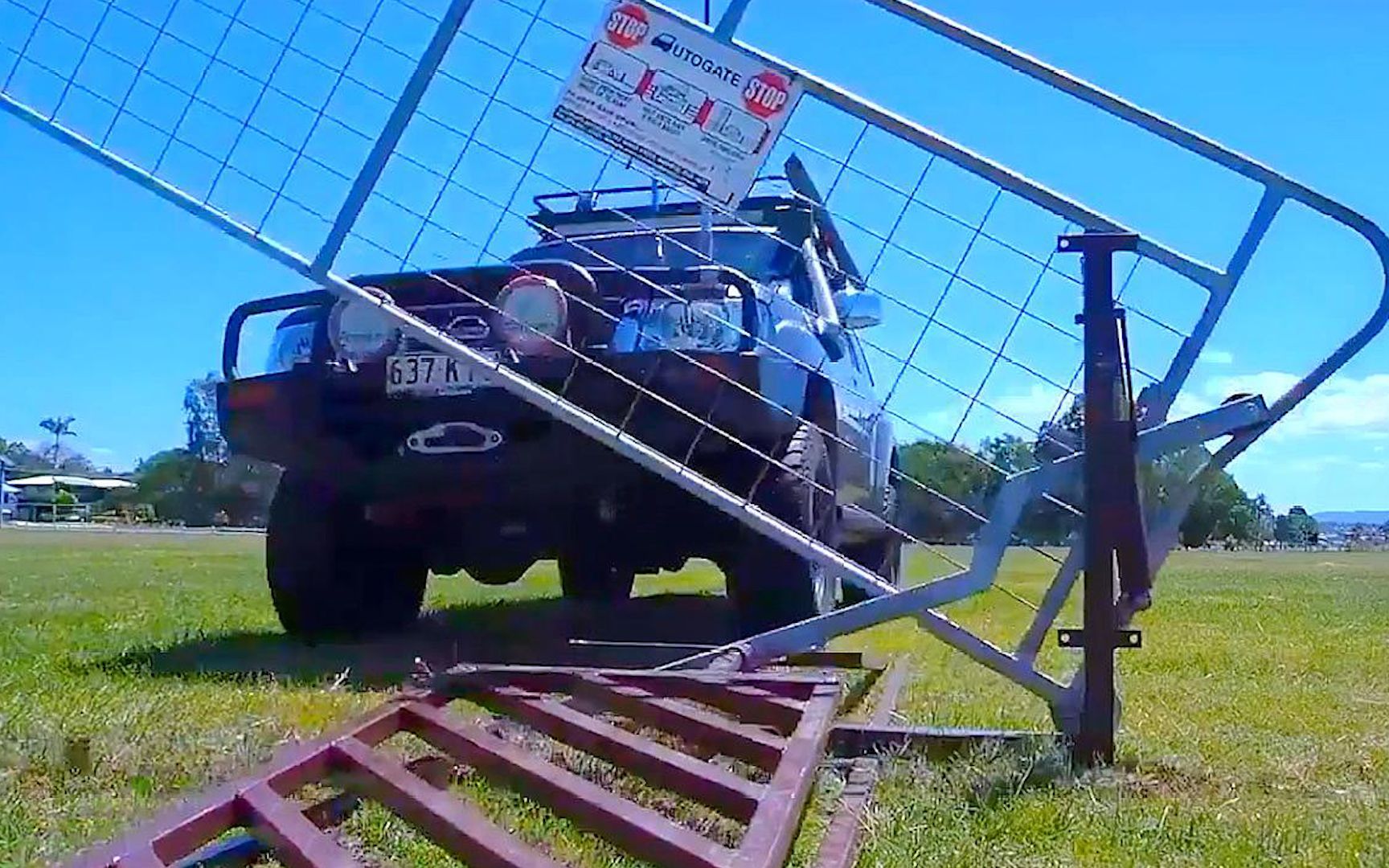 牛人发明不用电的“自动门”,汽车缓慢前行就能开门,原理是什么?