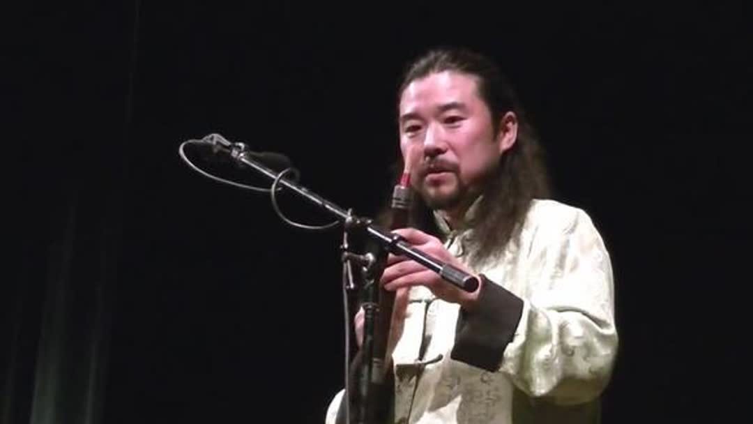郭雅志在国外演奏中国多种传统乐器,台下老外如痴如醉,掌声雷动