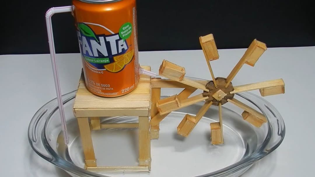 如何在家里制作一个水风车?看完你就知道