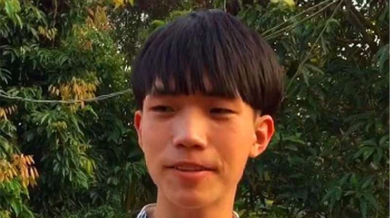 班里来了新老师,开学自我介绍,结果却让人笑惨
