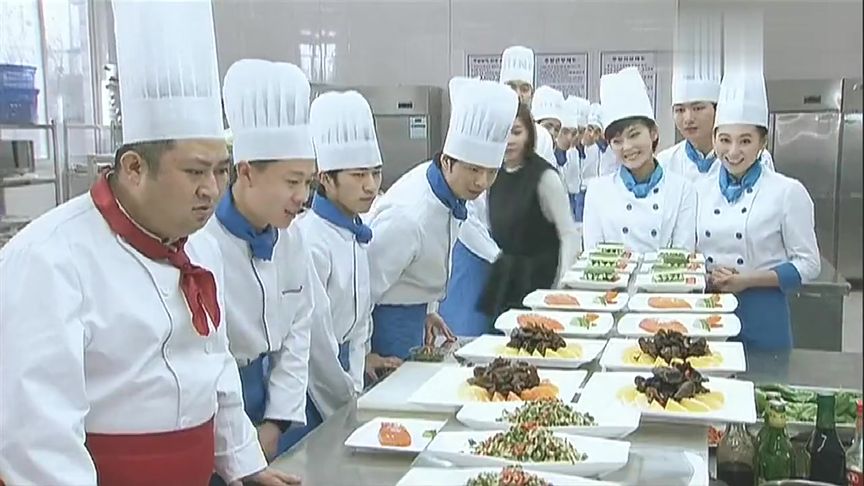 大叔到后厨临时帮忙,结果一亮刀功,直接把主厨也给震住了