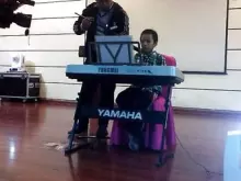 让我们荡起双桨电子琴歌唱表演