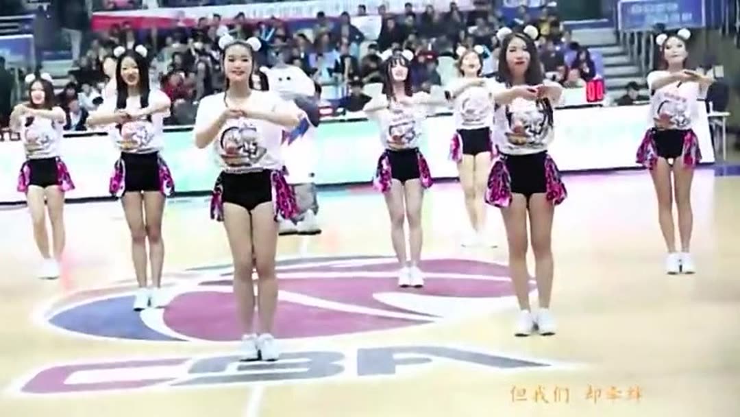 啦啦队舞蹈视频 美女啦啦队球场快闪舞蹈