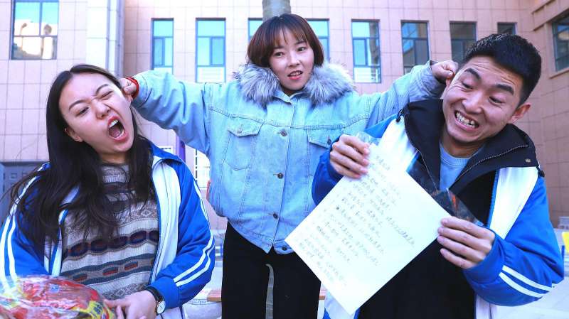 学校免费领辣条,学霸把防疫标语贴同学身上,一招拿走了所有辣条