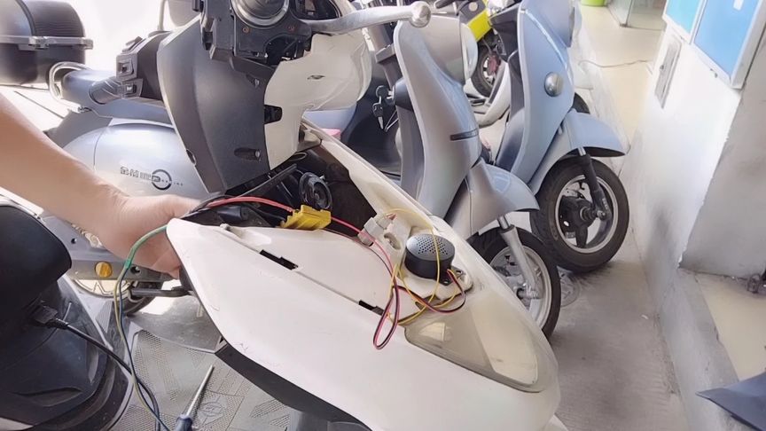 电动车装上电瓶防盗器 ,车停放在哪里都安全,再也不怕被盗了