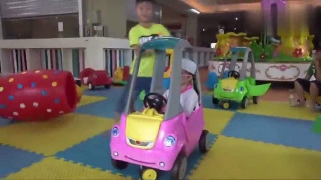 宝宝亲子动画小小医生开着小汽车给病人包扎伤口了很厉害