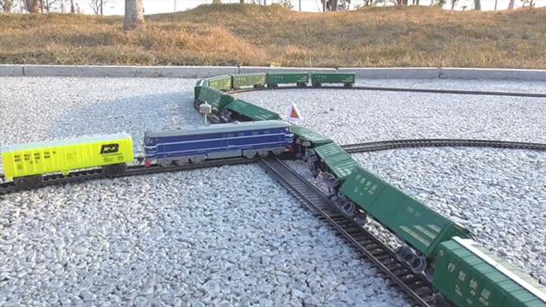 两列轨道列车模型交叉行驶,这次火车模拟出了大麻烦了