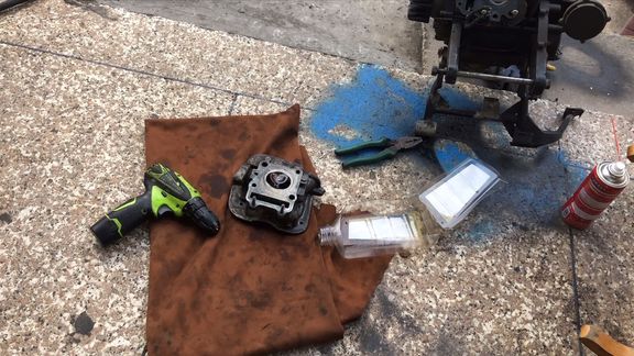 修报废摩托车 花了一个小时的时间就为了研磨气门