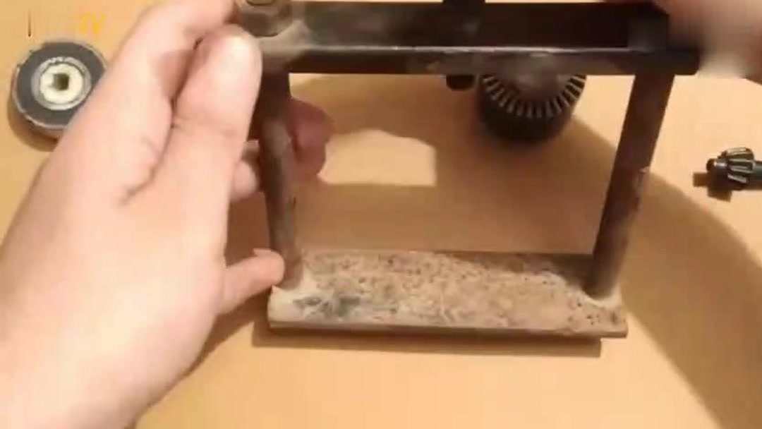 电钻“坏了”不要扔,牛人用电钻头做成了小工具,看看有几种功能