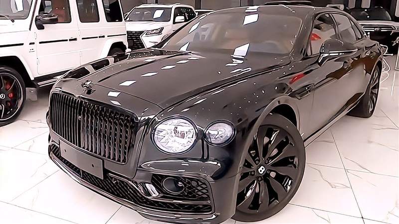 新车到店,实拍2021款宾利飞驰V8首发限量版,太漂亮了!