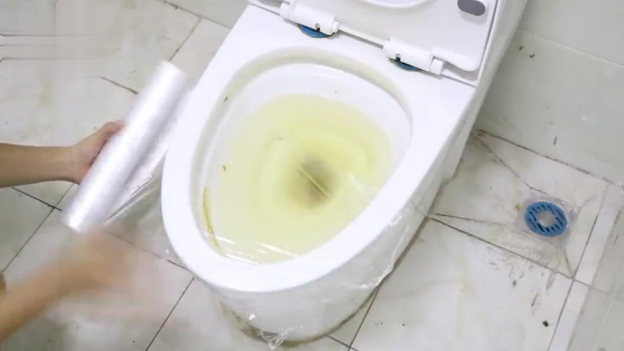 马桶堵了不用花钱请工人,一张保鲜膜就能轻松疏通,关键不脏手!