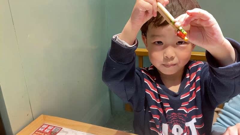 孩子人生第一次使用筷子夹菜